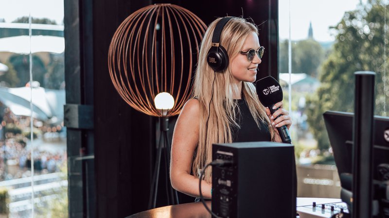 Rádio oficial do Tomorrowland anuncia novo programa com a DJ de ...