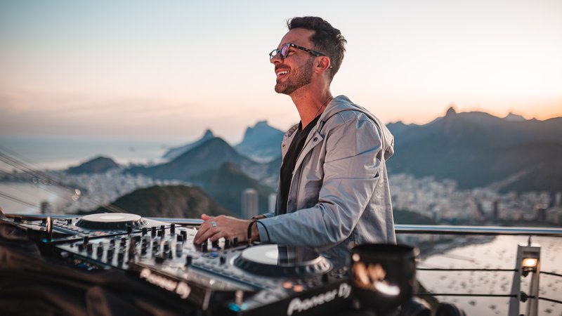 Conheça TOMMAX, DJ e produtor que conquistou espaço no Pão de Açúcar ...
