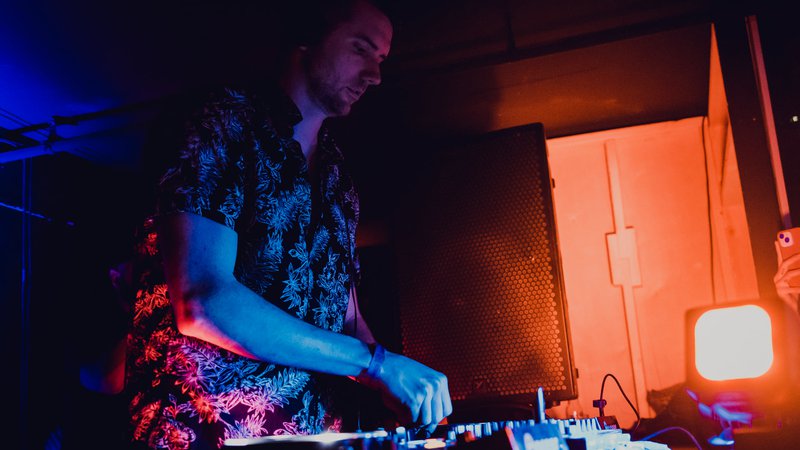 Simon Doty está de volta à Anjunadeep com "Tattoo" - Play BPM